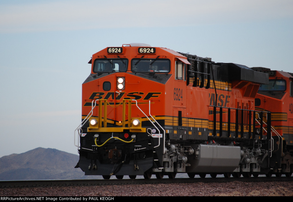 BNSF 6924 heads into the Blrstow yard to end Her Day.